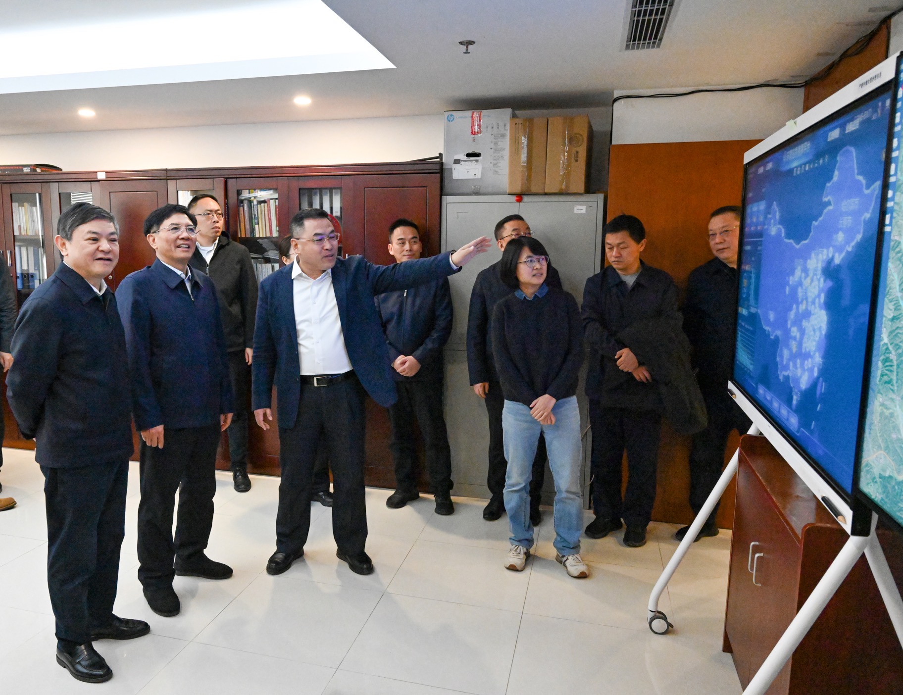 生态环境部党组书记孙金龙、部长黄润秋看望慰问机关干部职工