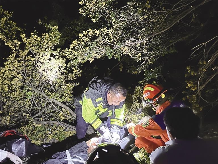 游客自驾车辆坠崖 昌都市多部门联动成功救援